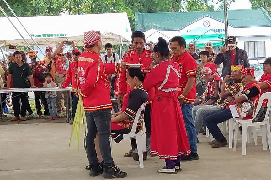 Agusan市长在Magdiwata节开幕式上授予Manobo“Bae”